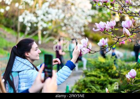 Quarantine restrictions in Kyiv have expired. Locals visit parks and ...