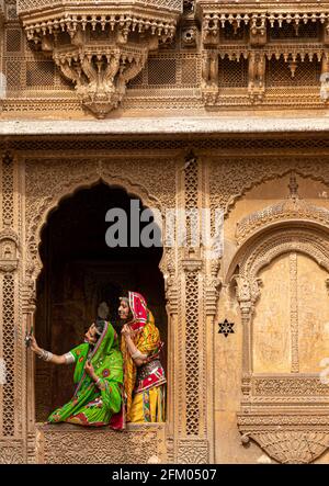 An Indian woman dressed in traditional Shalwar kameez Stock Photo - Alamy