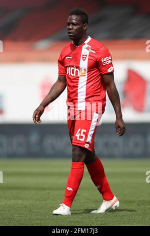 Monza, , 4th May 2021. Mario Balotelli of AC Monza chats with team ...
