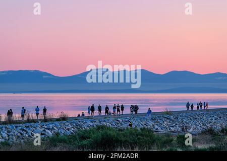 Sunset stroll on Iona Jetty, Iona Beach Regional Park, Richmond ...