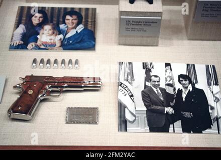 Elvis Presley at the White House 1970 with Richard Nixon Stock Photo ...