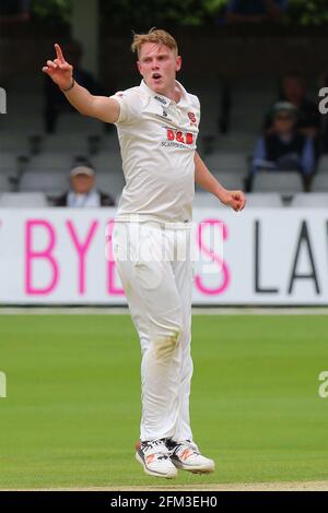 Jamie Porter of Essex with an appeal for the wicket of Nick Gubbins ...