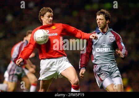 CHAMPS LEAUGE MAN UTD V BAYERN MUNCHEN 13 /3/2002 THOMAS LINKE PICTURE ...