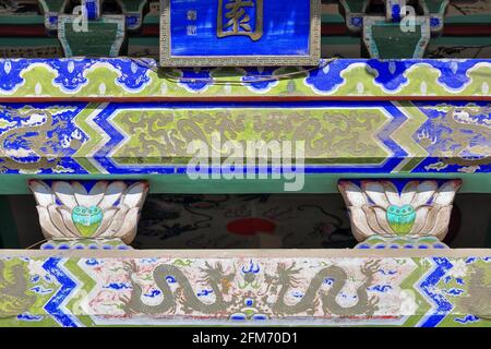 Dougong wooden brackets-traditional Chinese roof timber frame. Qianfo ...