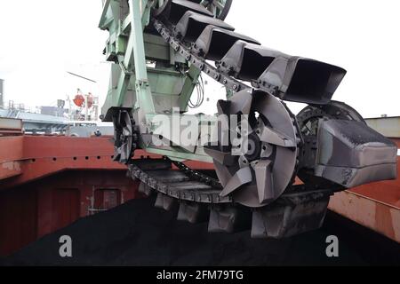 Bulk Carrier Ship Unloading Cargo by Crane at Port Stock Photo - Alamy