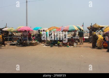 Noisy and crowded evening fish market in chennai, Fish prepared to ...