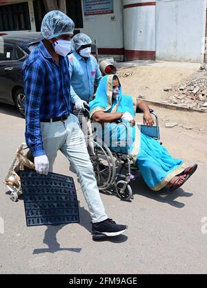 Prayagraj, India. 06th May, 2021. Family members shift a COVID-19 ...