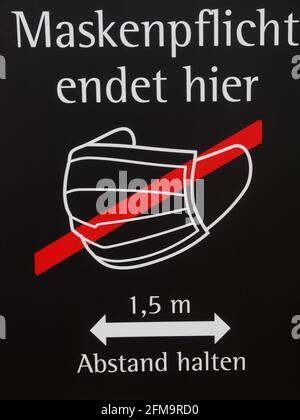 German sign Maskenpflicht endet hier, end of mask requirement Stock ...