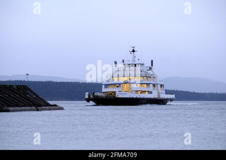 Mayne Queen - Built: 1965, Victoria - Overall Length: 84.96 m (278'9 ...