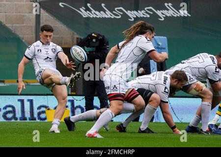 Charlie Chapman #9 of Gloucester Rugby passes from the scrum Stock ...