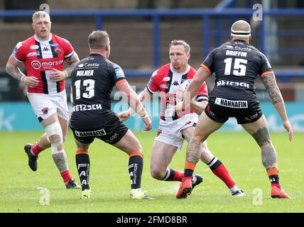 Castleford Tigers' George Griffin (centre) is tackled by Leeds Rhinos ...