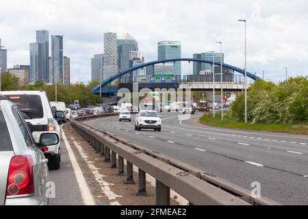 Traffic on A102 Blackwall Tunnel Southern Approach with Canary Wharf ...