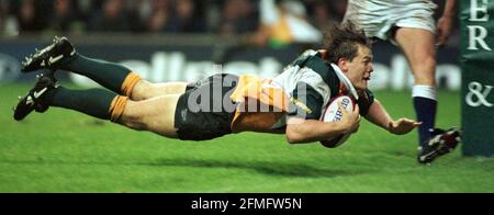 BEN TUNE SCORES TRY AUSTRALIA V FRANCE 06 November 1999 Stock Photo - Alamy