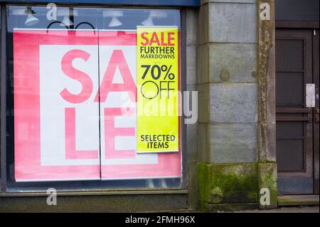 Summer clearance sale now on sign in shop window Stock Photo - Alamy