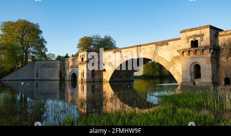 Sir John Vanbrughs Grand Bridge in the grounds of Blenheim Palace in ...