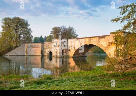 Sir John Vanbrughs Grand Bridge in the grounds of Blenheim Palace in ...
