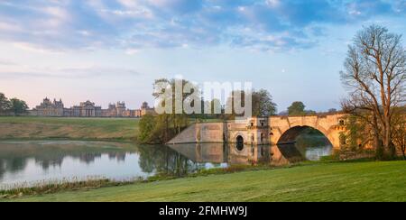 Vanbrugh's Grand Bridge, Blenheim Palace, Woodstock, Oxfordshire ...