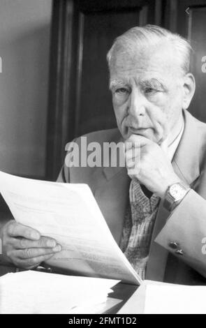 ERNST RUSKA (1906-1988) German physicist who designed the first ...