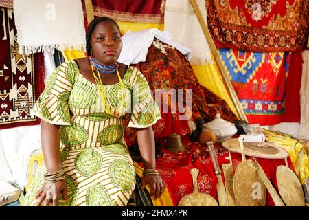 Osun Osogbo: Arugba at the Osun Shrine Stock Photo - Alamy