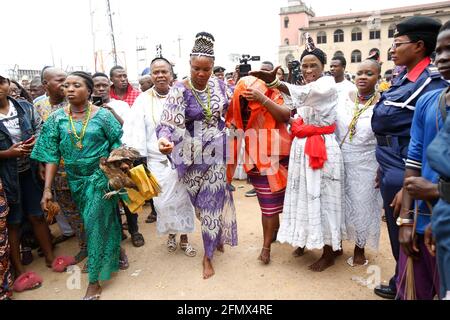 Osun Osogbo: Arugba undergoing ritual rites before the festival Stock ...