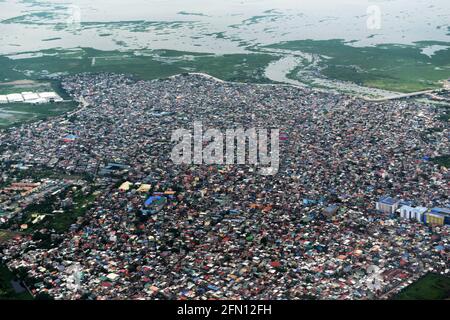 Aerial view of crowded residential neighborhoods in Manila, The ...