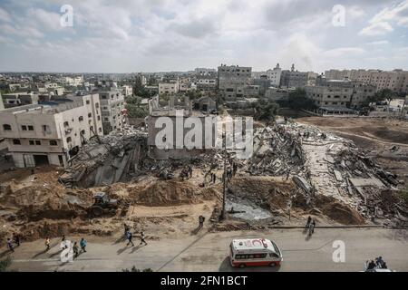 Beit Lahia, Palestinian Territories. 13th May, 2021. People sit on the ...