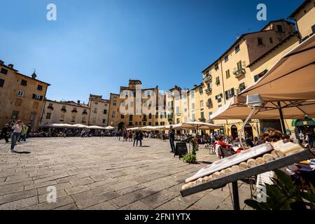 Piazza dell'Anfiteatro in Lucca downtown (Amphitheater Square ...