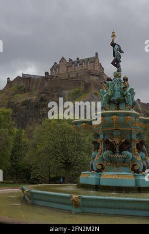 Fountain in front of Edinburgh Castle Stock Photo - Alamy