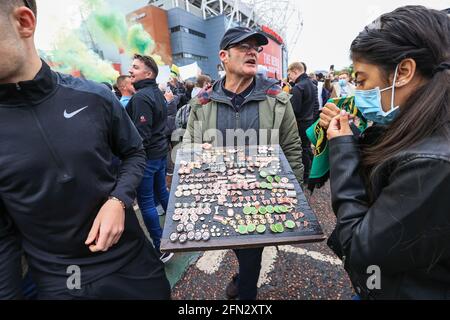 Fans selling badges outside of Old Trafford Stock Photo - Alamy