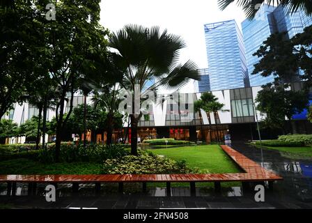 BGC park on High Street with modern buildings around it. Bonifacio ...