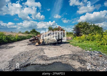 Cooling, May 12th 2021: An abandoned, burnt-out car at Cliffe Pools ...