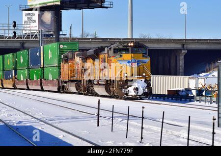 An eastbound Union Pacific intermodal freight train rolls through Gibbon, NE Stock Photo - Alamy