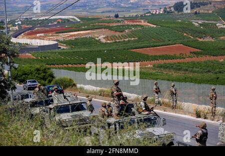 Israeli soldiers cross with a tank from southern Lebanon into northern ...