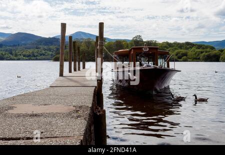 Rowing boats on the shore of Derwent Water near Keswick at sunset, Lake ...