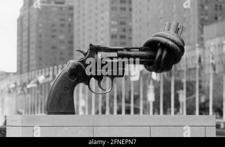 Knotted Gun sculpture in front of the United Nations Building, New York ...