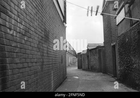 The peaceline wall which separates protestant and catholic working ...