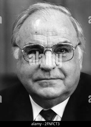Federal Chancellor Helmut Kohl (CDU, with glasses) in portrait ...