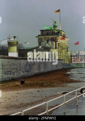 Berlin selection / Mitte / GDR / Wall / 4.8.1979 A GDR border guard on ...