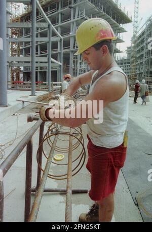 Berlin / Bau / Architektur 7 / 1998 Turkish construction workers ...