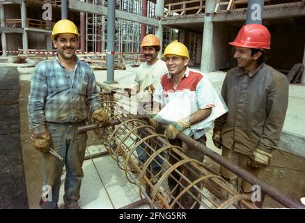 Berlin / Bau / Architektur 7 / 1998 Turkish construction workers ...