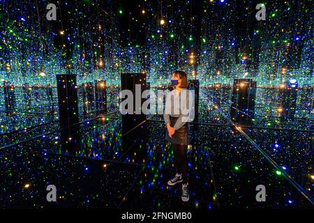 'Infinity Mirrored Room - Filled with the Brilliance of Life' at Yayoi ...
