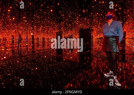 'Infinity Mirrored Room - Filled with the Brilliance of Life' at Yayoi ...