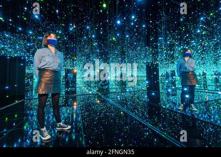'Infinity Mirrored Room - Filled with the Brilliance of Life' at Yayoi ...