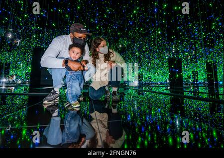 'Infinity Mirrored Room - Filled with the Brilliance of Life' at Yayoi ...