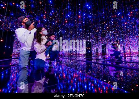 'Infinity Mirrored Room - Filled with the Brilliance of Life' at Yayoi ...