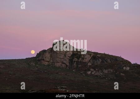 The full moon rises over Haytor Rocks, on Dartmoor at sunset Stock ...