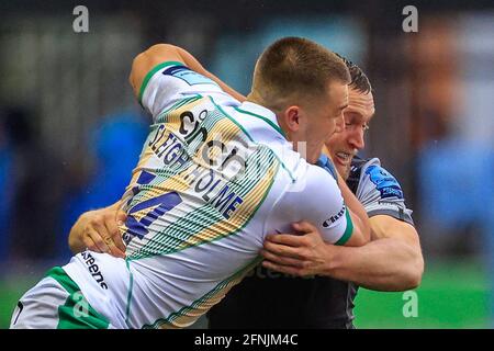 Brett Connon of Newcastle Falcons tackles Ollie Sleightholme of ...