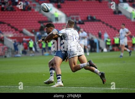 Gloucester Rugby's Kyle Moyle (left) tackled by Worcester Warriors' Tom ...
