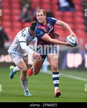 Louis Rees-Zammit of Bristol Bears (l) in action. EPCR Champions Cup ...