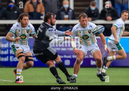 George McGuigan of Newcastle Falcons passes during the Greene King IPA ...